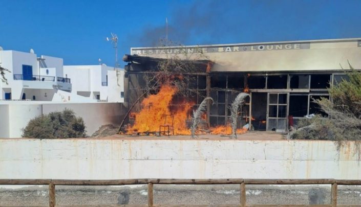 Fire at abandoned restaurant in Playa Blanca