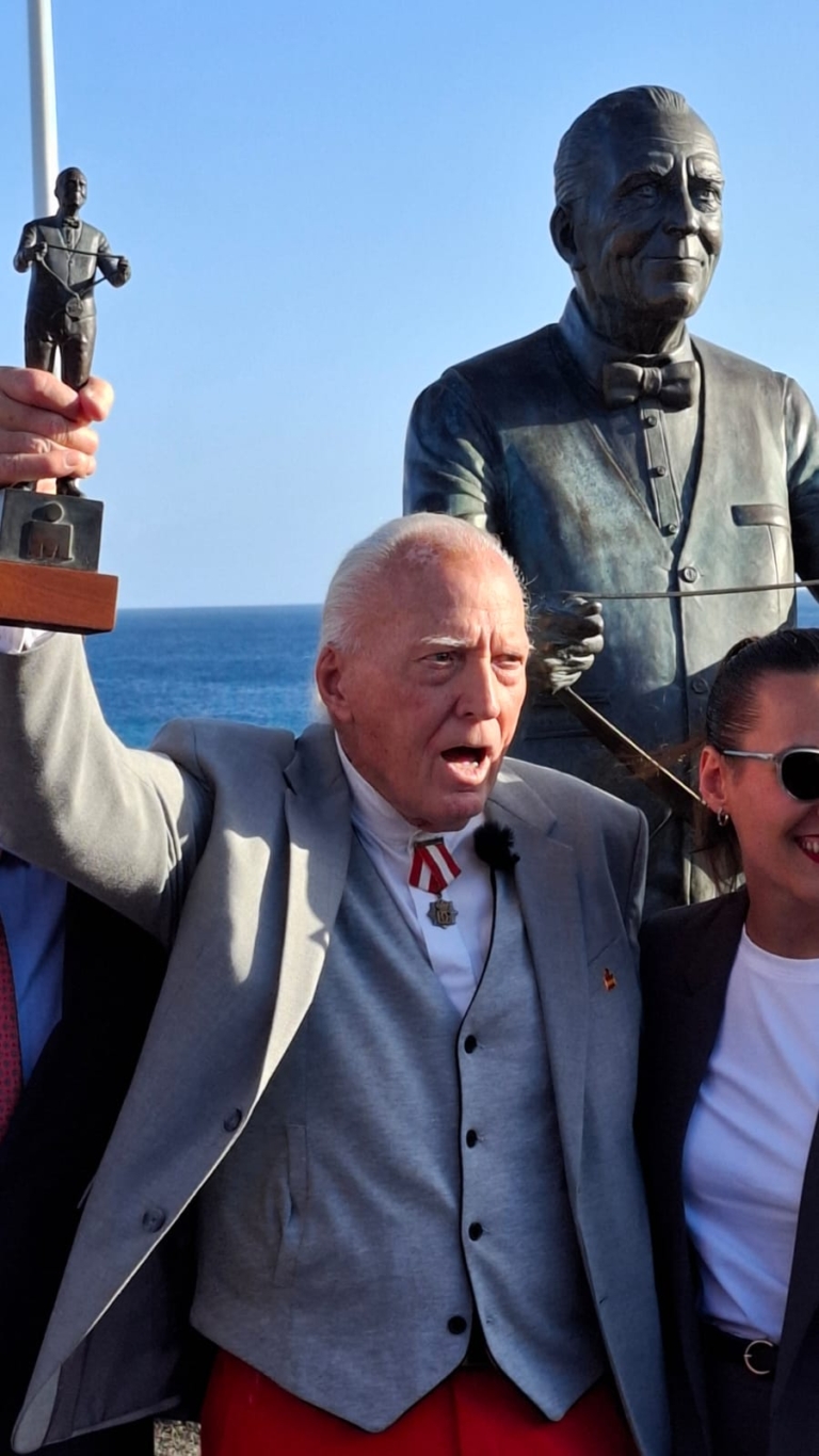 Statue of Kenneth Gasque unveiled in Puerto del Carmen